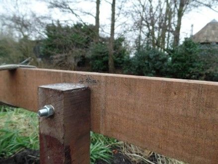 Hardhouten kleefpalen